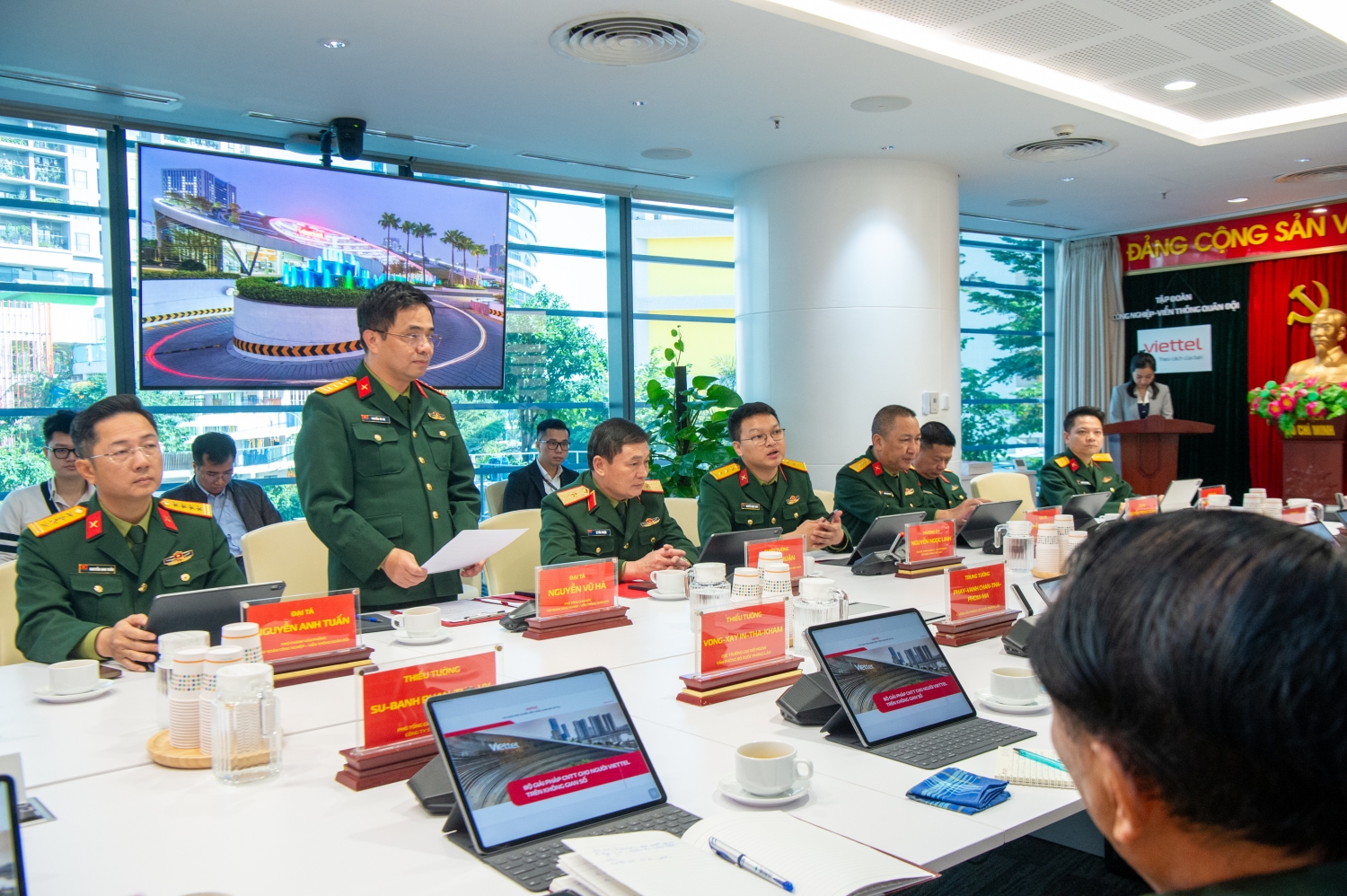 Chánh Văn phòng Bộ Quốc phòng Lào tìm hiểu năng lực CĐS nội bộ của Viettel